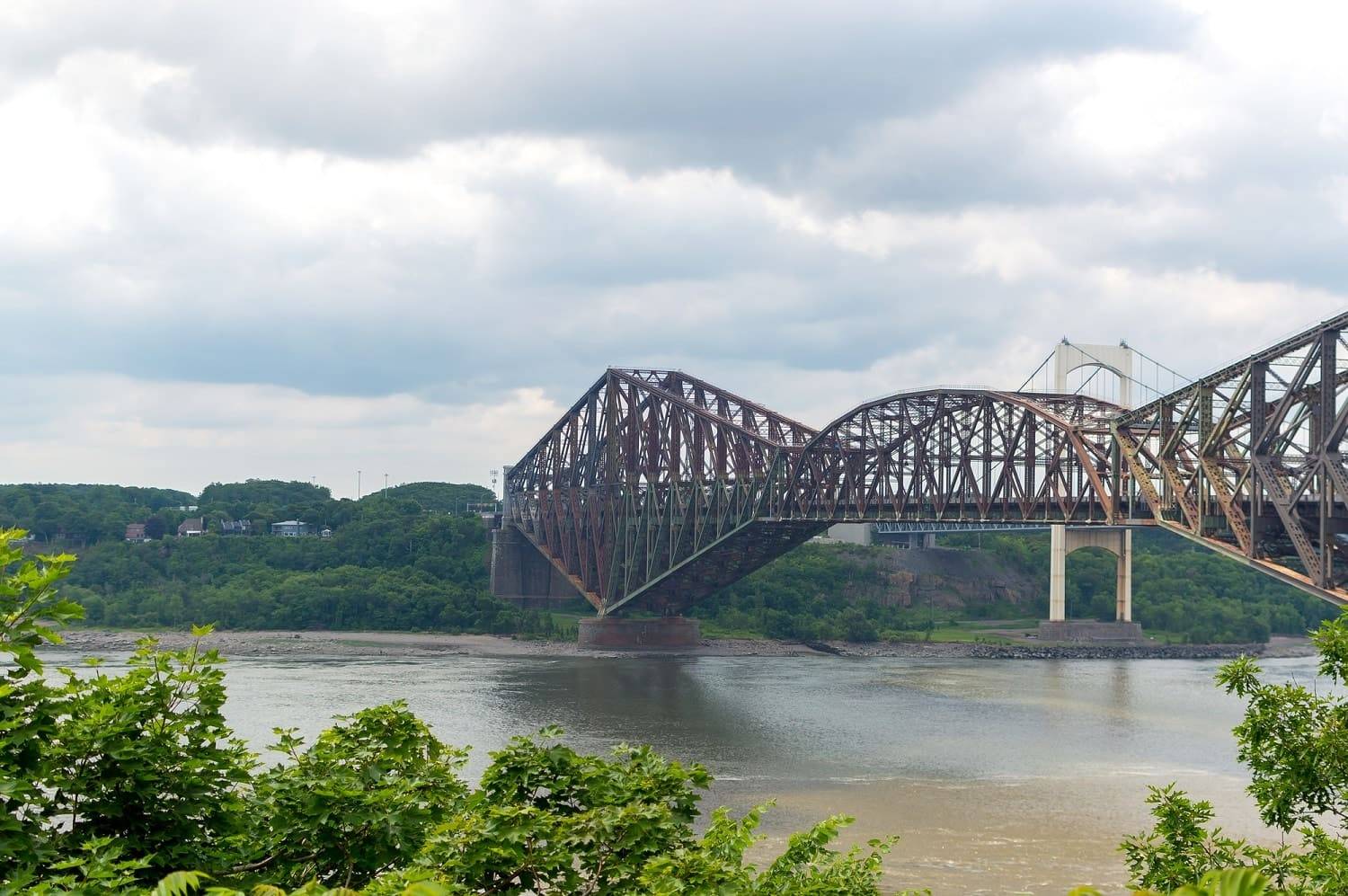 Metal bridges: three thousand years of evolution